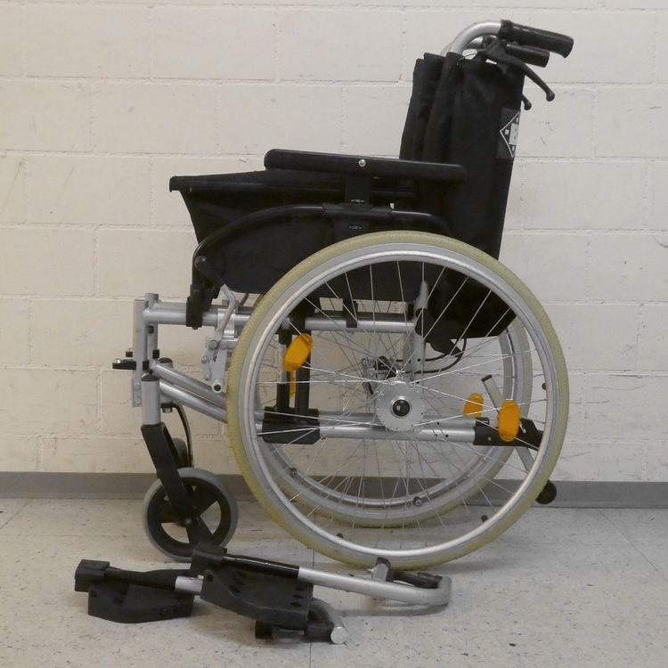 Rollstuhl B&B, SB 41 cm, Zusatzbremsen, nur CHF 219 (Gebraucht) in Lengnau für CHF 219 – mit ...