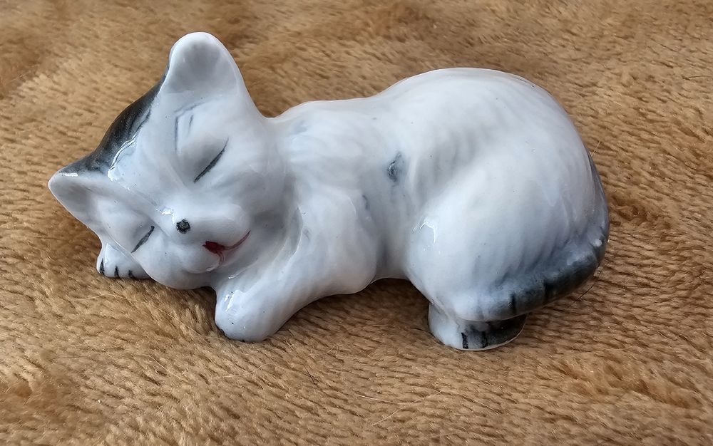 Süsse schlafende Katze Keramik Figur Vintage Deko | Kaufen auf Ricardo