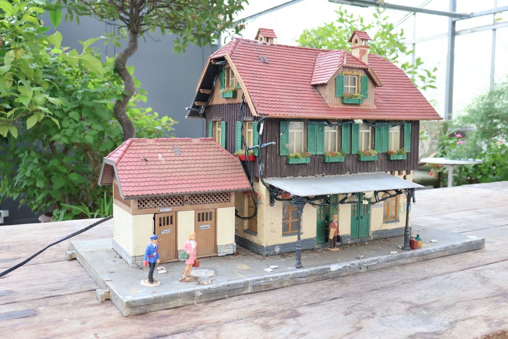 LGB POLA sehr grosser Bahnhof 330901 + WC Haus + Figuren Set (Gebraucht ...