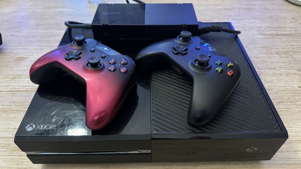 Xbox One + 2 Controller + Spiel UFC 2 | Kaufen auf Ricardo