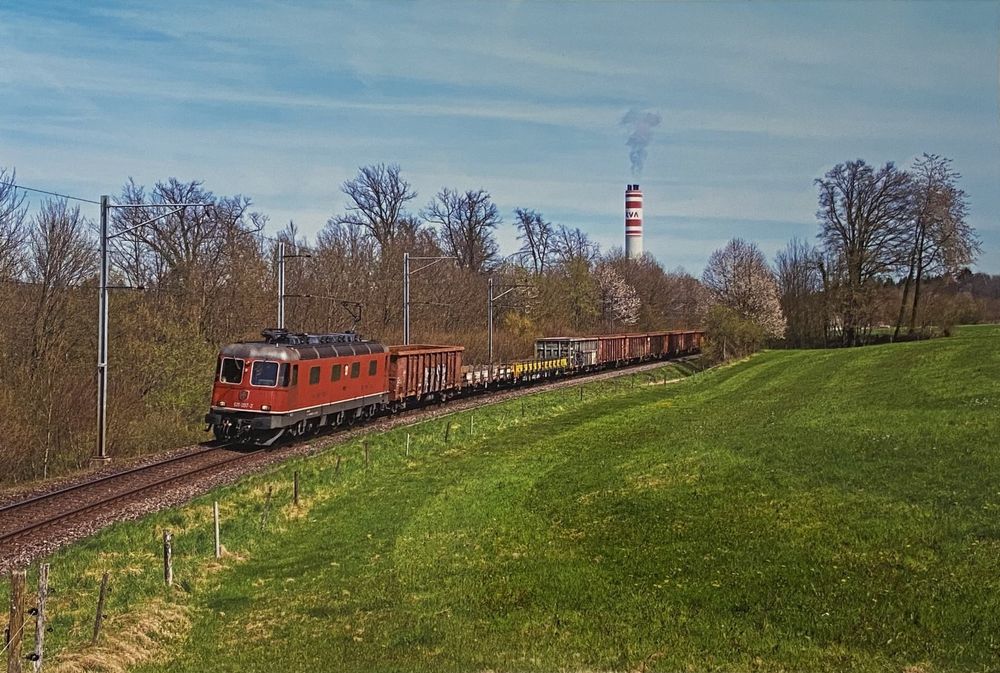 Re 6/6 11637 «Sonceboz-Sombeval» mit Güterzug kurz vor Suhr (Neu ...