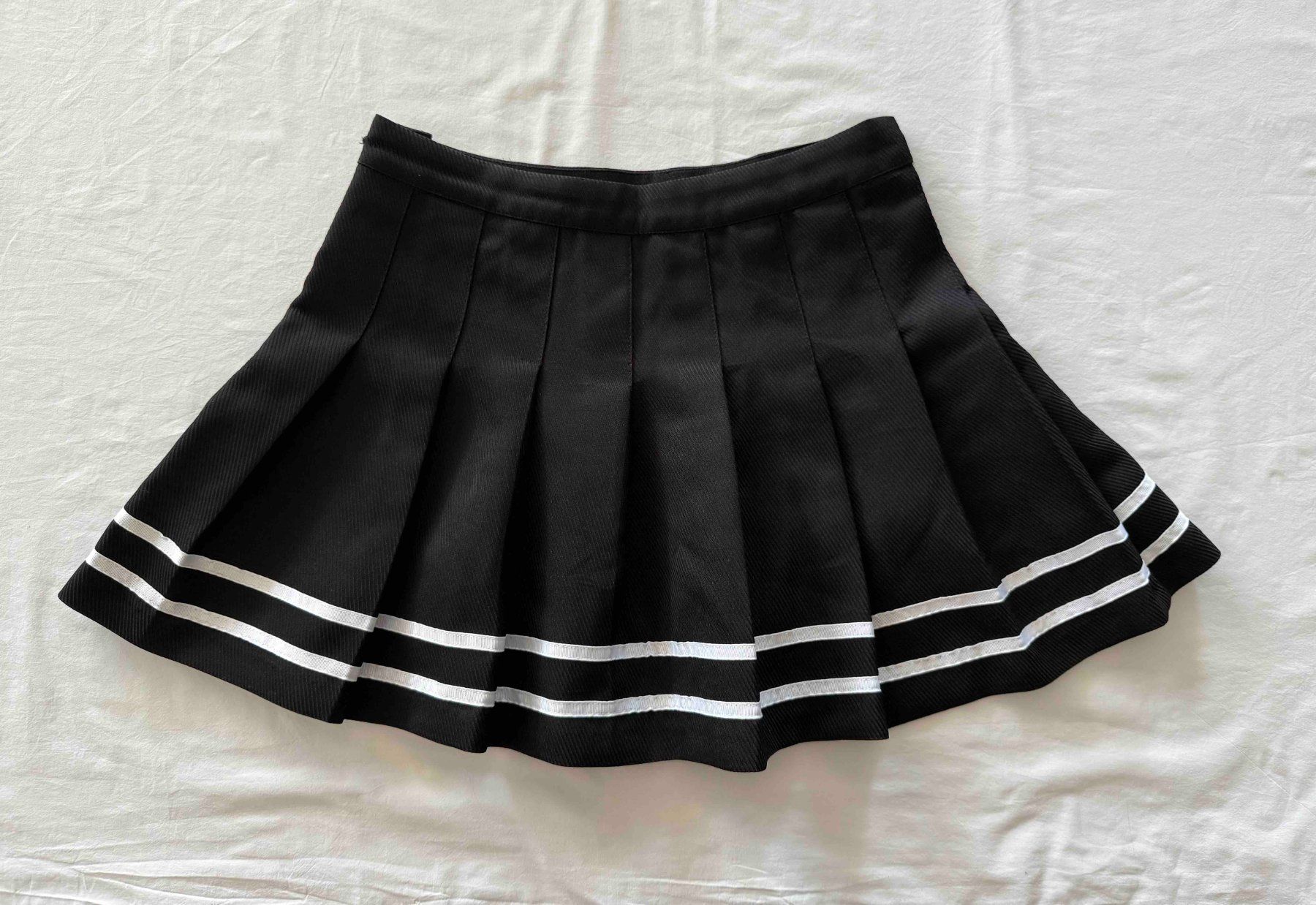 Schwarzer kurzer Damenrock mit weissen Bändern, Gr. 42, Neu (Neu ...