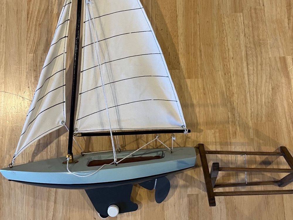 Segelboot Modell aus Holz mit Ständer (Gebraucht) in Uster für CHF 10 ...