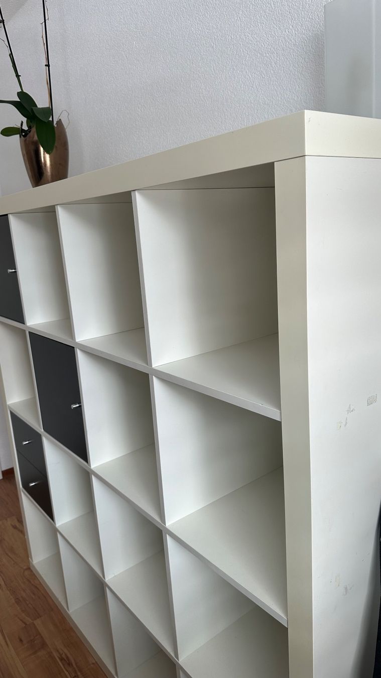 IKEA - Kallax Regal - Weiss (Gebraucht) in Unterägeri für CHF 2 – nur Abholung auf Ricardo kaufen