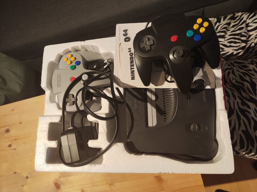 Nintendo 64 Konsole inkl. OVP und 2 Controller | Kaufen auf Ricardo