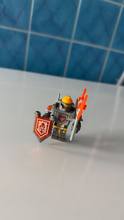 Axl Flat Silver Visor and Torso Lego Nexo KNIGHTS (Neu (gemäss ...