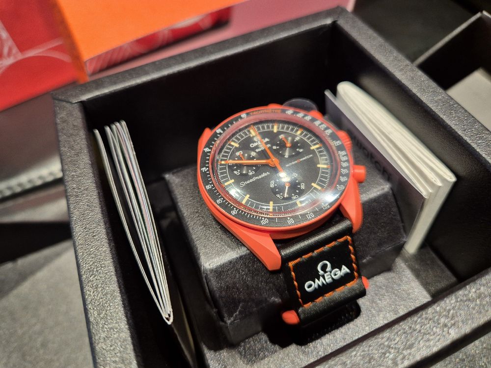 OMEGA x SWATCH Moonswatch Lava Mission on Earth Speedmaster (Neu und ...