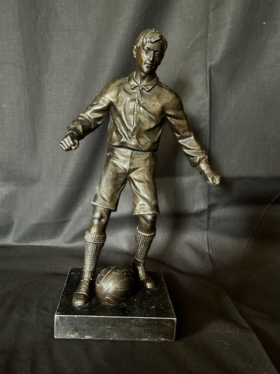 Bronze Sculpture of Football Player on bronze base. (Gebraucht) in ...