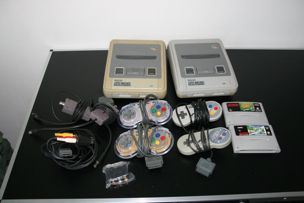 2 Nintendo SNES Konsolen, 2 Spiele und diverses Zubehör | Kaufen auf ...