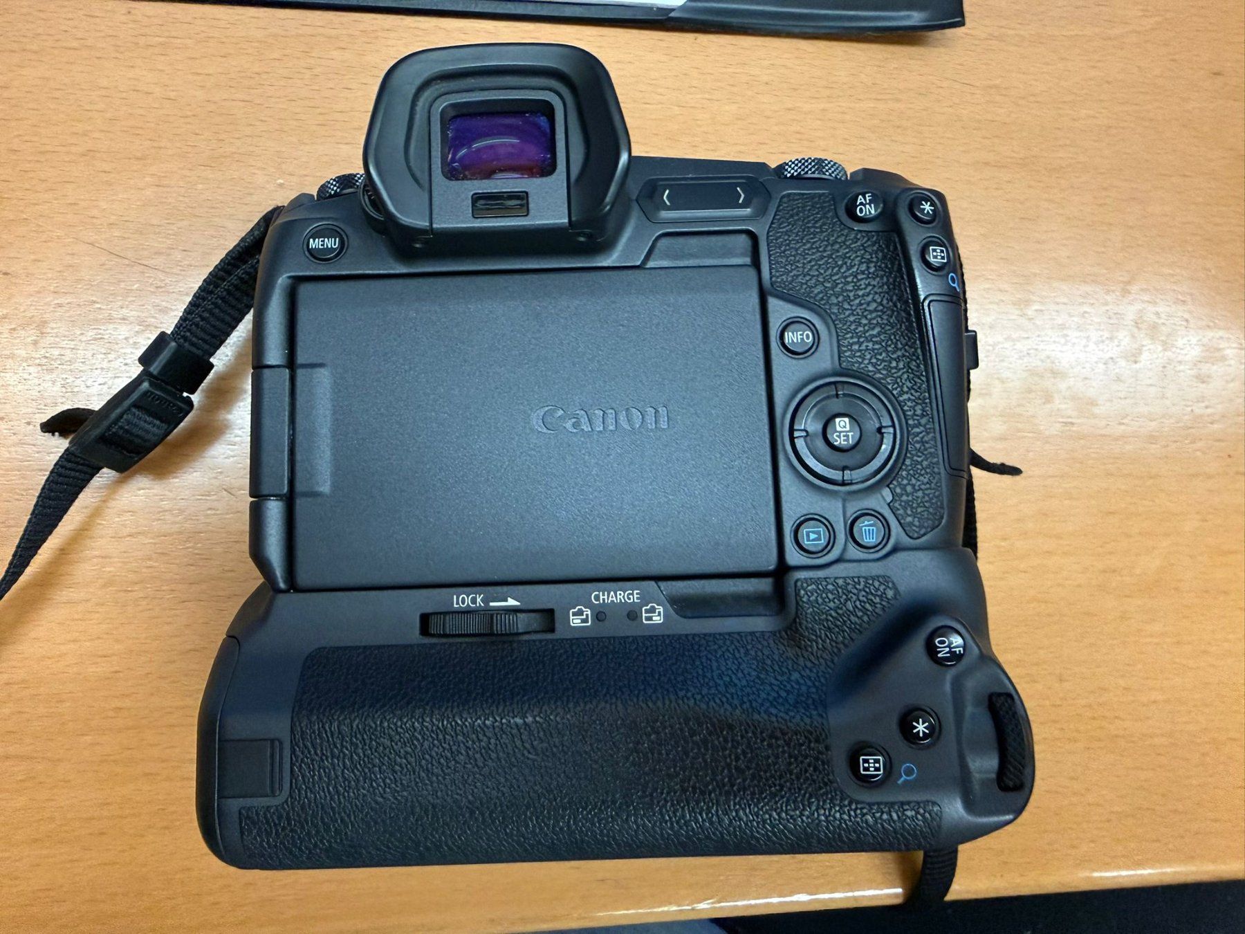 Verkaufe Canon EOS R Kamera mit Original Batteriegriff (Gebraucht) in ...