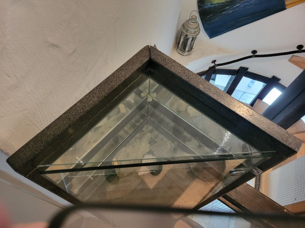 Eck Sammler Vitrinen aus schwarzem Kunsstein (Gebraucht) in boppelsen ...