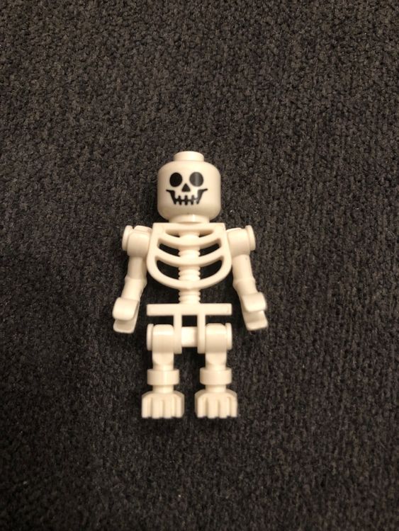 Lego figurine Castle squelette skeleton (Gebraucht) in Fully für CHF 1. ...