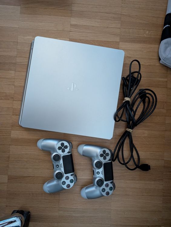 Playstation 4 Slim Console Silver 2 Controllers 2 Games PS4 (Gebraucht ...