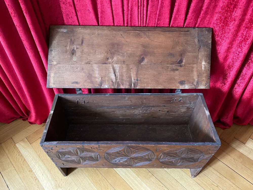 COFFRE DE MARIAGE EN BOIS MASSIF SCULPTÉ DE 1671 (Gebraucht) in Fribourg für CHF 900 – nur ...