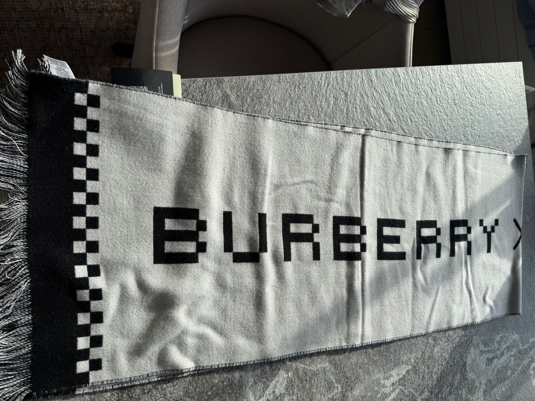 Écharpe Burberry (Neuf avec emballage d'origine) à Vallorbe pour CHF 99 ...