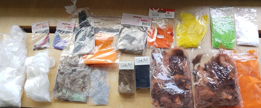 Federn in verschiedenen Farben zu Basteln (Neu (gemäss Beschreibung)) in Basel für CHF 14 – nur ...