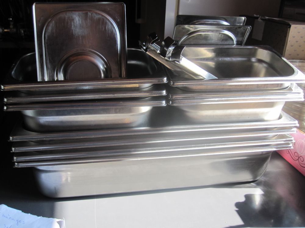 14 Bacs GN inox +. des services inox (Gebraucht) in Ravoire für CHF 150 ...