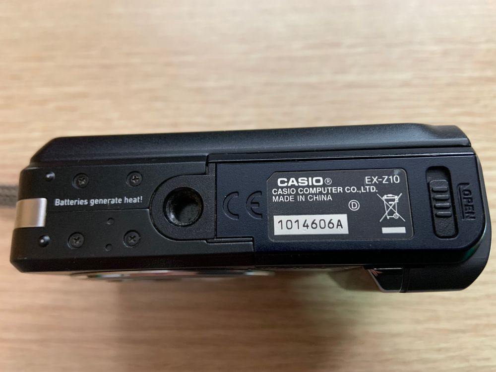 Casio Digital-Kamera mit Zoom + Makro-Aufnahmen + Anti-Shake (Neu ...