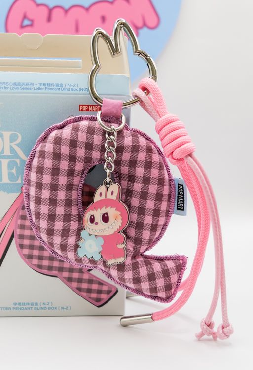 POP MART THE MONSTERS Pin for Love Series Letter Pendant Q (Neu und ...