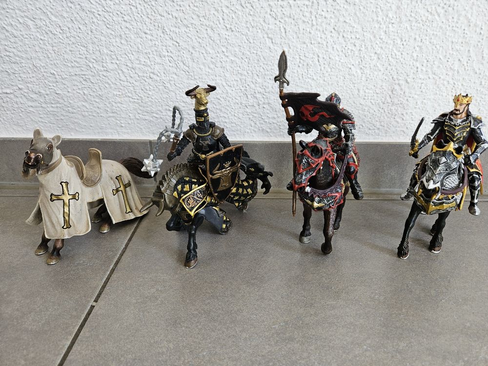 4 Schleich Figuren Ritter mit Pferd (3 Ritter und 4 Pferde) (Gebraucht ...