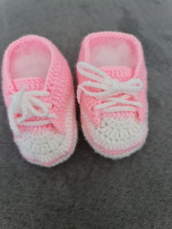 Handgemachte Babyfinken "Turnschuhe" rosa (Neu und originalverpackt) in Grafstal für CHF 5 – mit ...