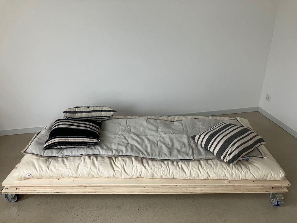 Schlichtes Bettgestell auf Rollen für Futon oder Matratze (Neu (gemäss ...