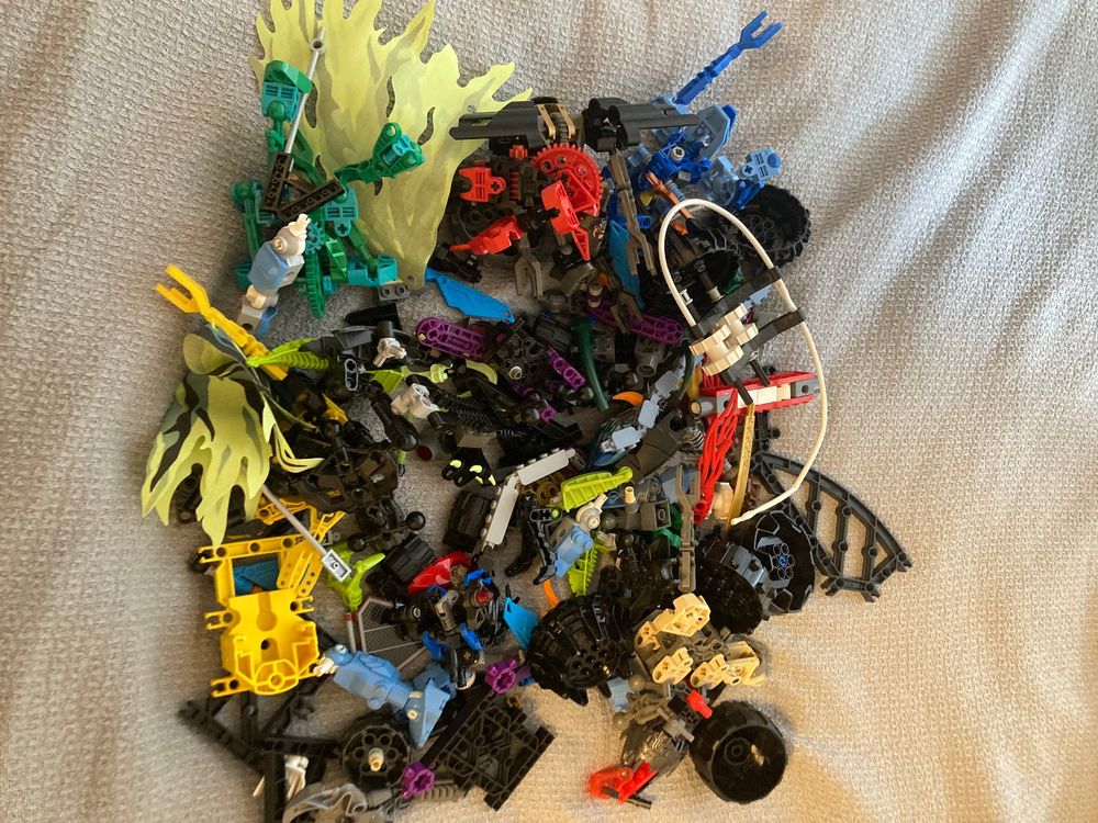 1 Kg vorwiegend Lego Bionicel Teile ab 1 Franken (Gebraucht) in Volketswil für CHF 3 – mit ...