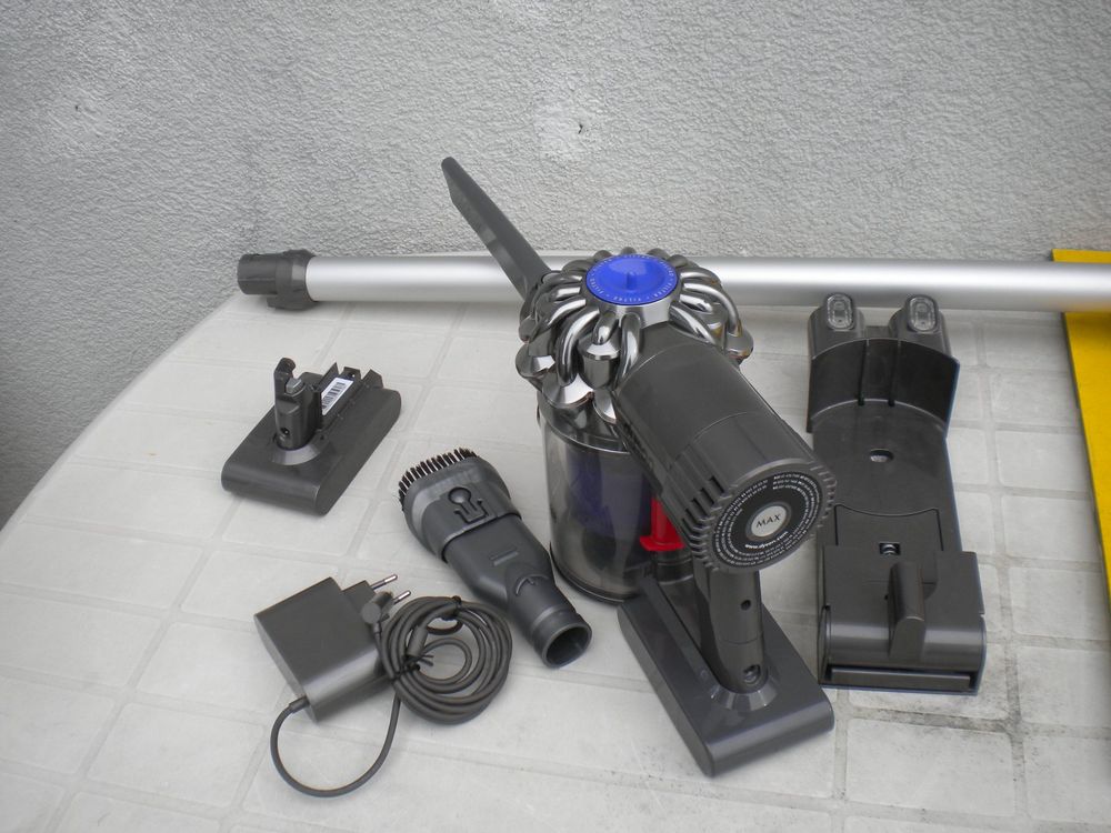 Dyson DC-62Akkustaubsauger mit neue Akku + Rohr viel Zubehör | Kaufen ...