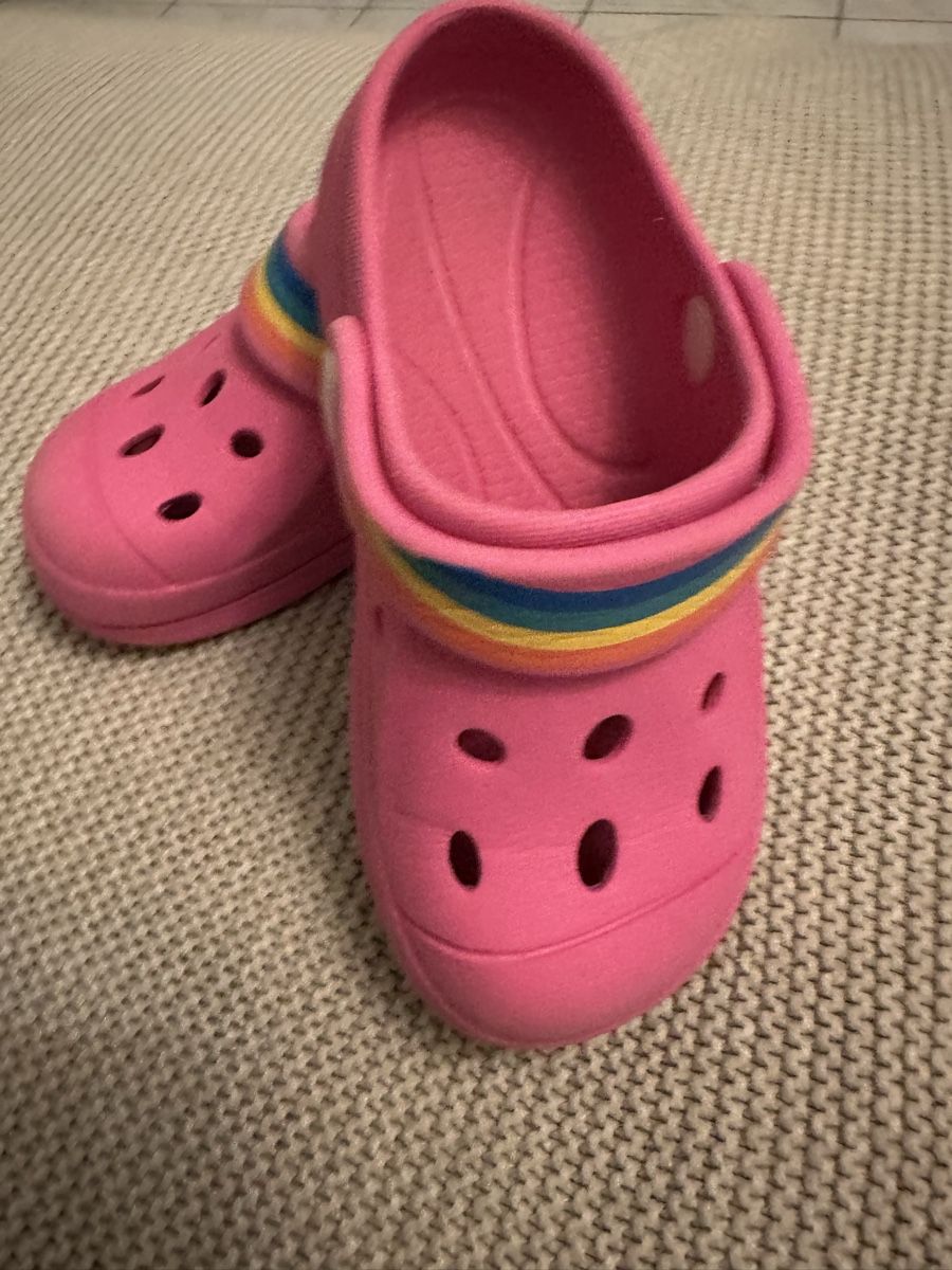 Pink Crocs Clogs Gr. 26 mit Regenbogen - Top Zustand! (Gebraucht) in ...
