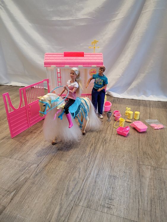 Barbie Pferd Leckermaul, Stall, Picknick Set (Gebraucht) in ...