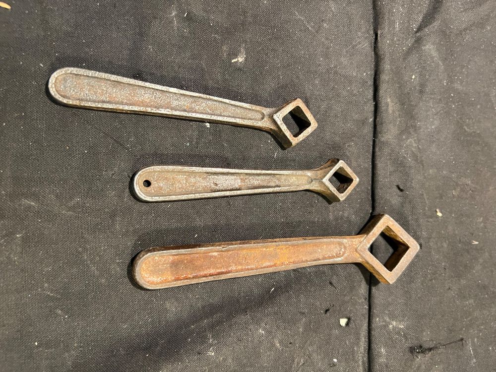 3 antike Steckschlüssel / Vierkantschlüssel (Gebraucht) in Niederrohrdorf für CHF 24 – mit ...