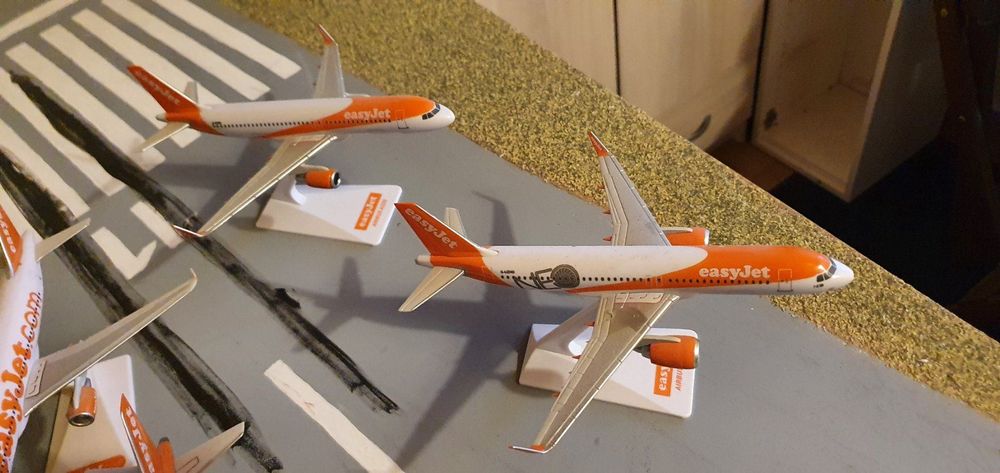 Lot de 4 maquettes Airbus EasyJet 1:200 (Gebraucht) in Granges-Paccot ...