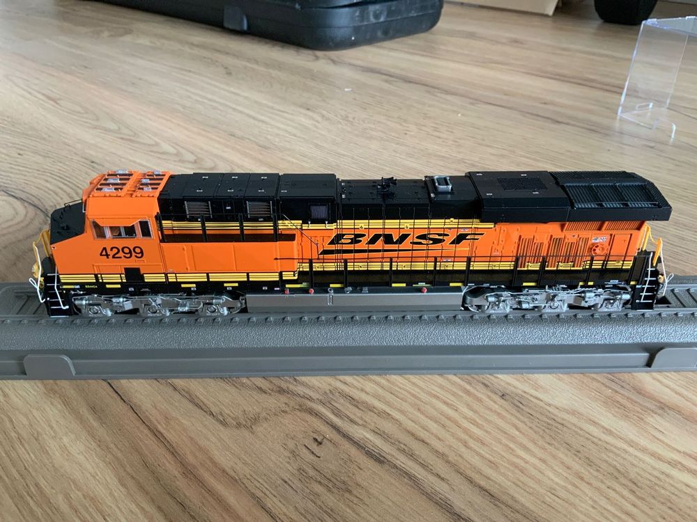 SCALE TRAINS ES44C4 GEVO BNSF (Gebraucht) in Bern für CHF 175 – mit ...