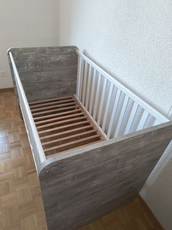 Kinderbett mit Wärmestrahler für Wickel Tisch (Gebraucht) in ...