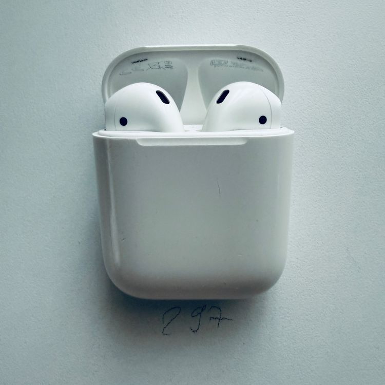 Original Apple AirPods 2 Gen. Wireless Kopfhörer & Case (Gebraucht) in ...