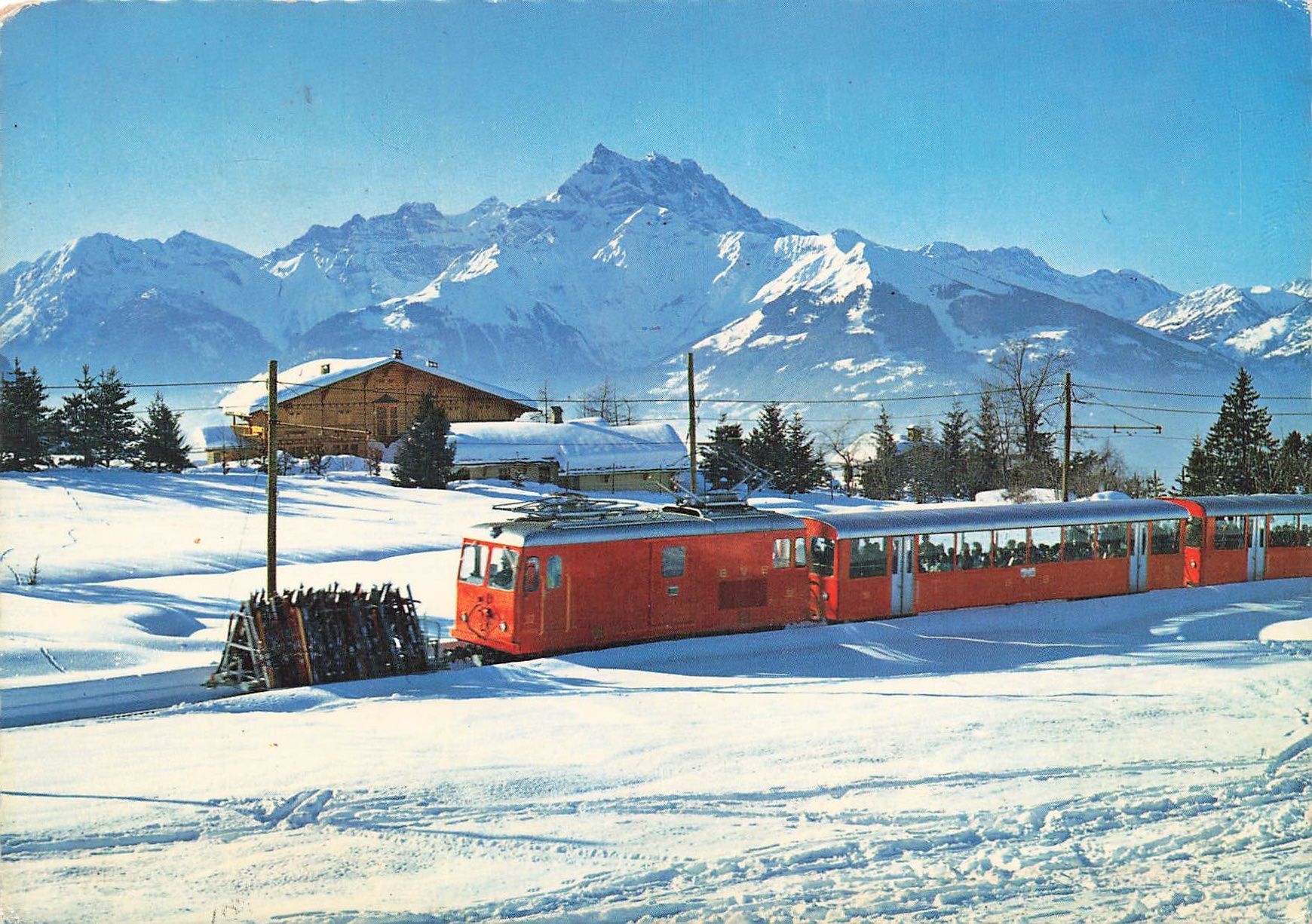 Graubünden – Zug der Rhätischen Bahn in winterlicher GR (Usato) a ...