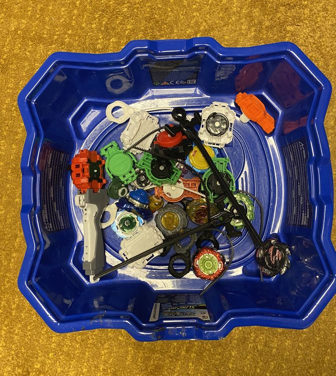 Beyblade-Arena inkl. 7 Blades und diverse Starter (Gebraucht) in Baden ...