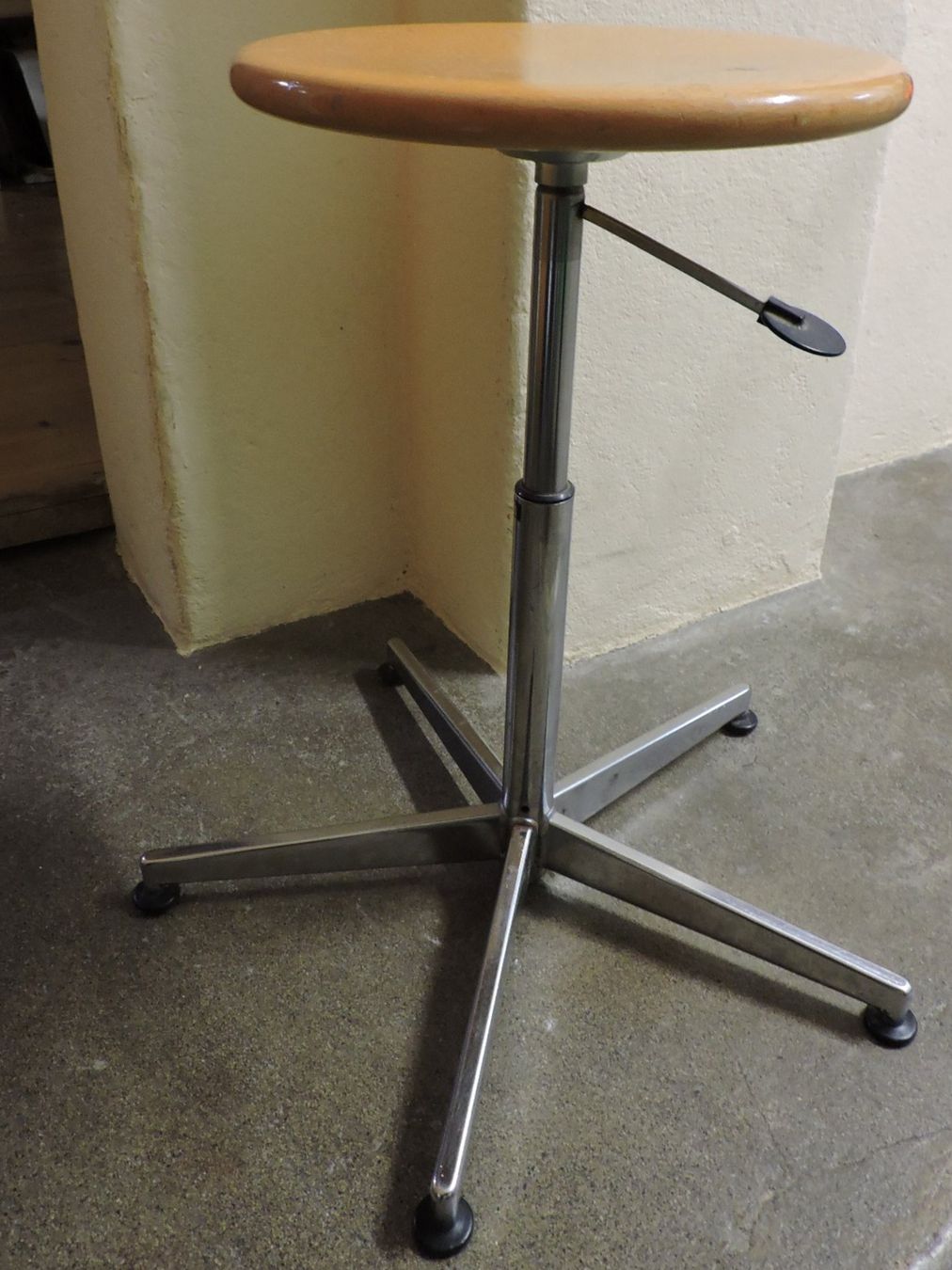 Höhenverstellbarer, stabiler Hocker (Gebraucht) in Bern für CHF 30 ...