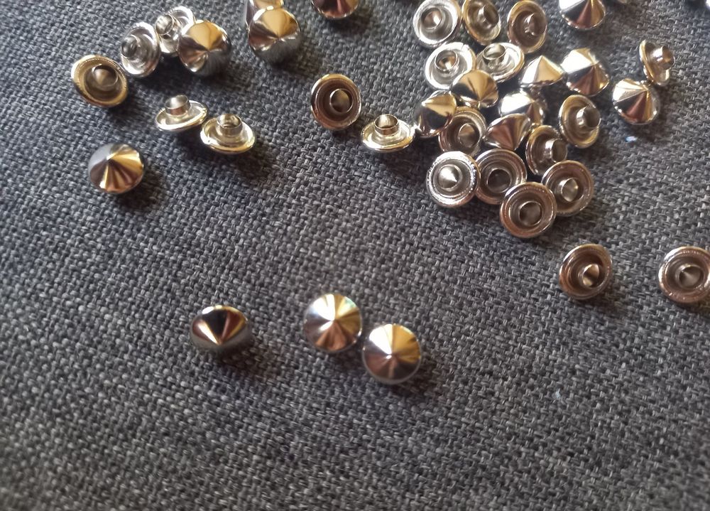 200x konische Nietenspitzen für Kleidung (200stk) (Neu und originalverpackt) in Bremblens für ...