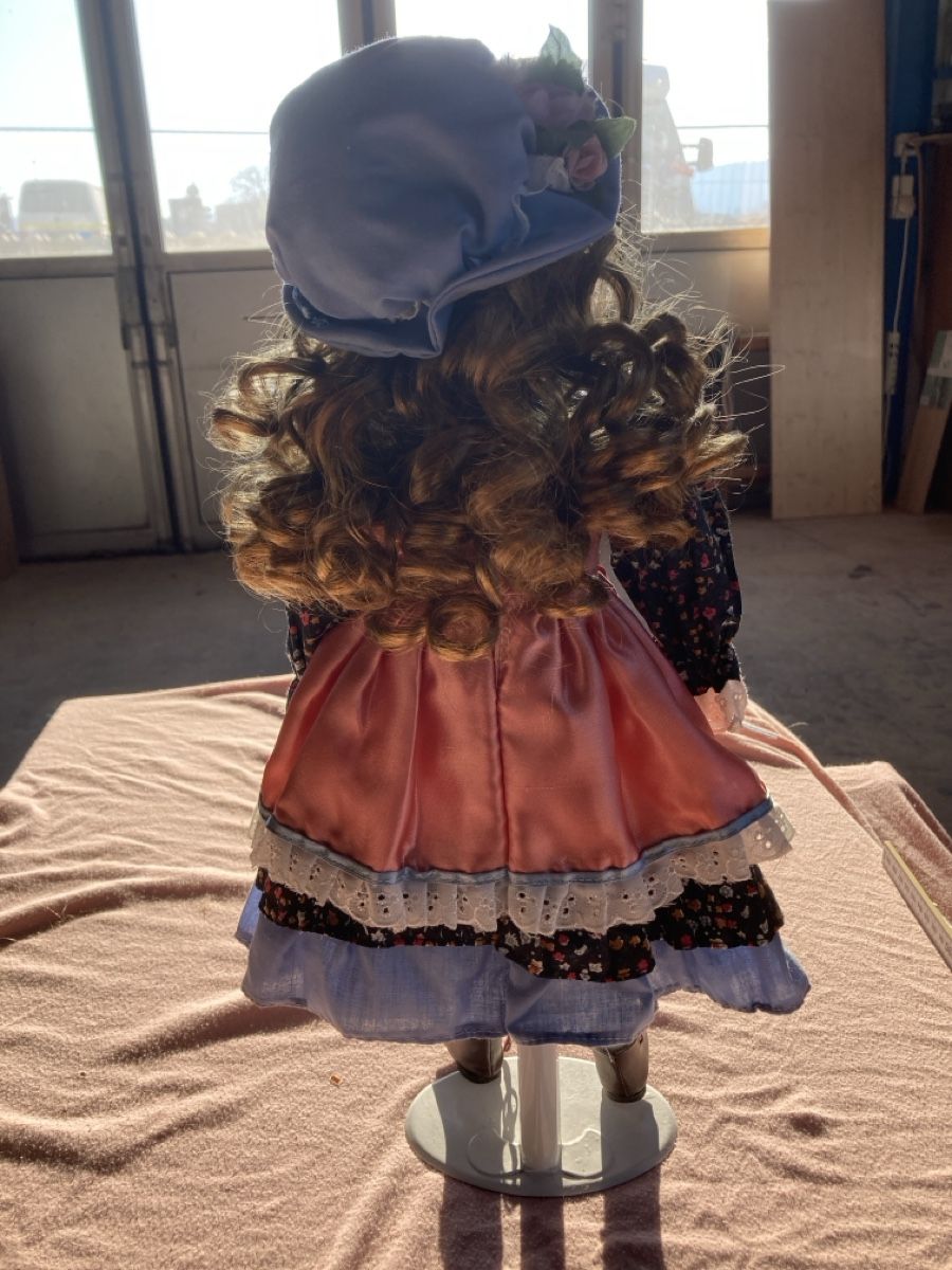 Poupée de collection en porcelaine, parfait état! (D'occasion) à Lully ...