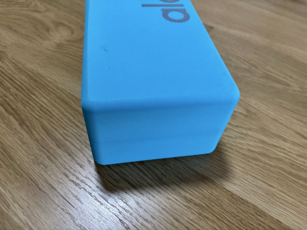 Alo Yoga Block (Gebraucht) in Baden für CHF 18 – mit Lieferung auf ...