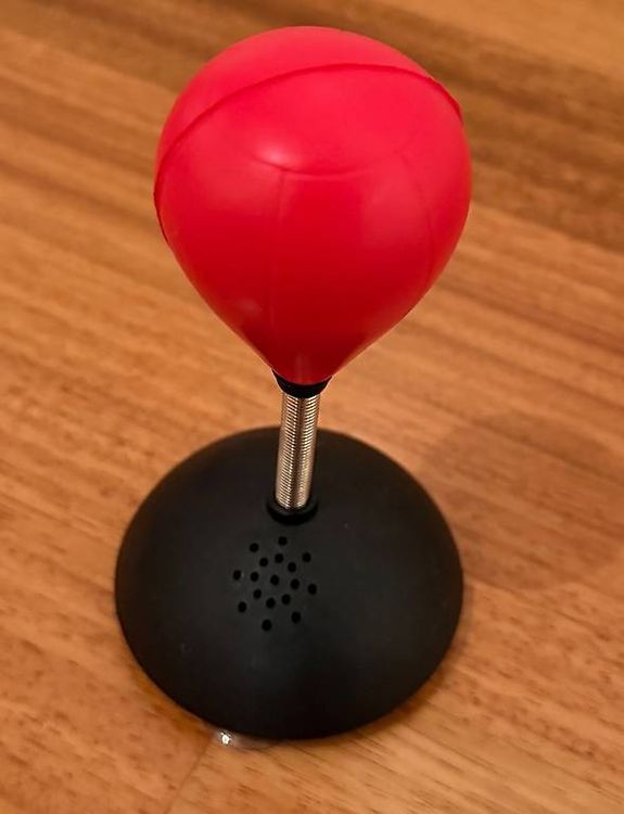 Mini punching ball de bureau (D'occasion) à Tannay pour CHF 1 – avec ...