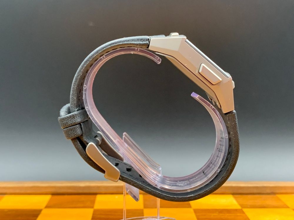 JUNGHANS Mega 1000 montre digitale radio contrôlée design | Acheter sur ...