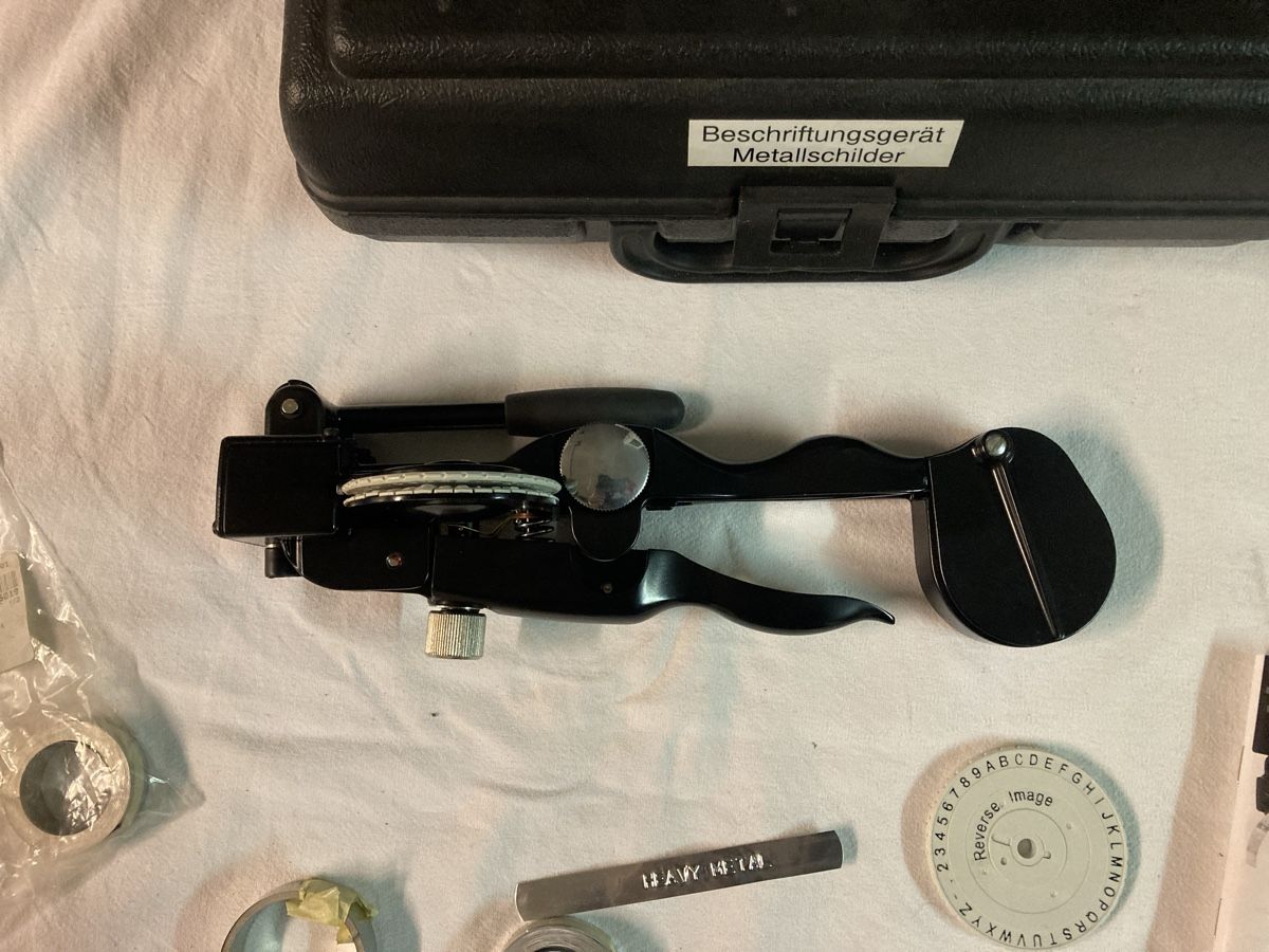 Dymo Rhino M1011 Metall-Prägegerät mit Zubehör, Top Zustand (Gebraucht ...