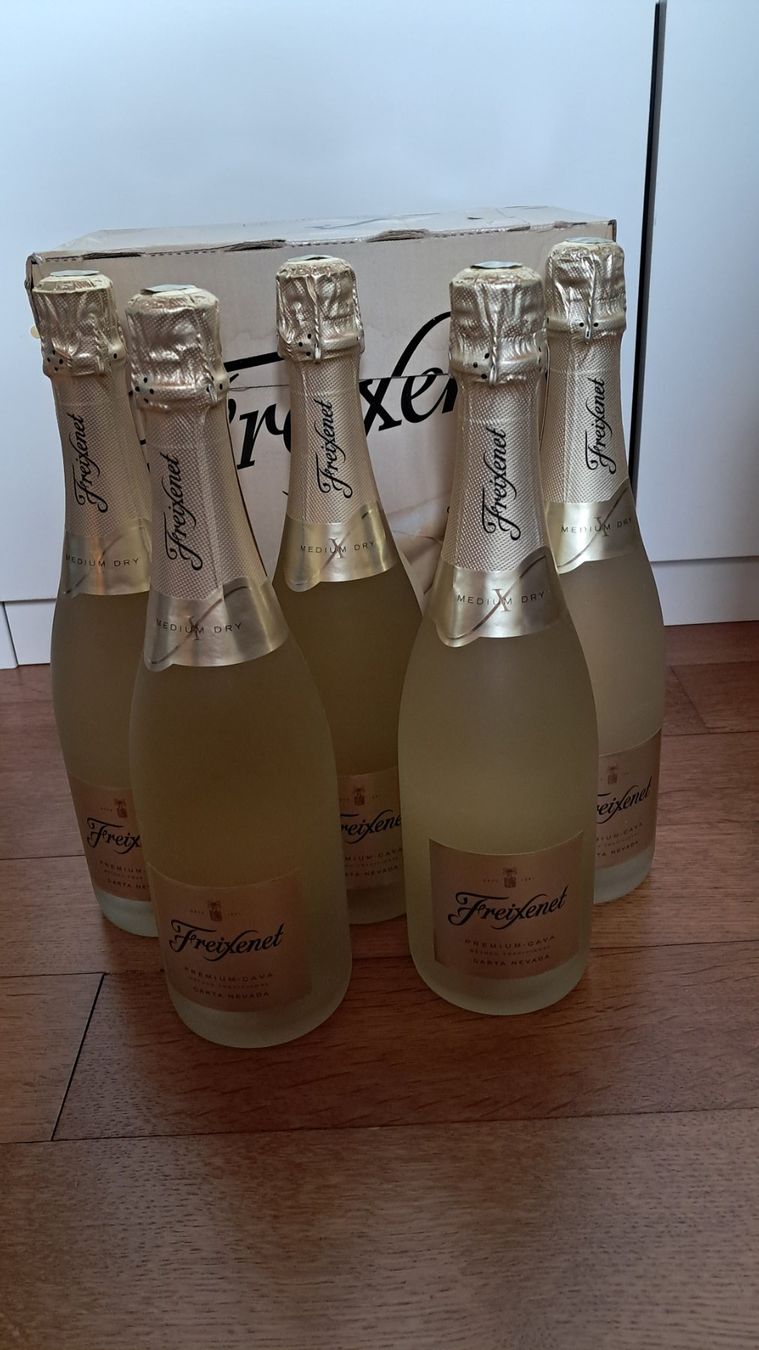 11 Flaschen Freixenet Premium Cava Medium Dry (Neu und originalverpackt ...