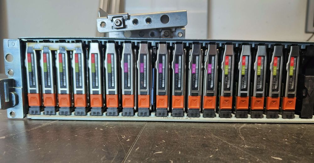 Dell EMC Unity 300 SAN Storage Hybrid, 24.6TB Teilflash SSD (Gebraucht ...