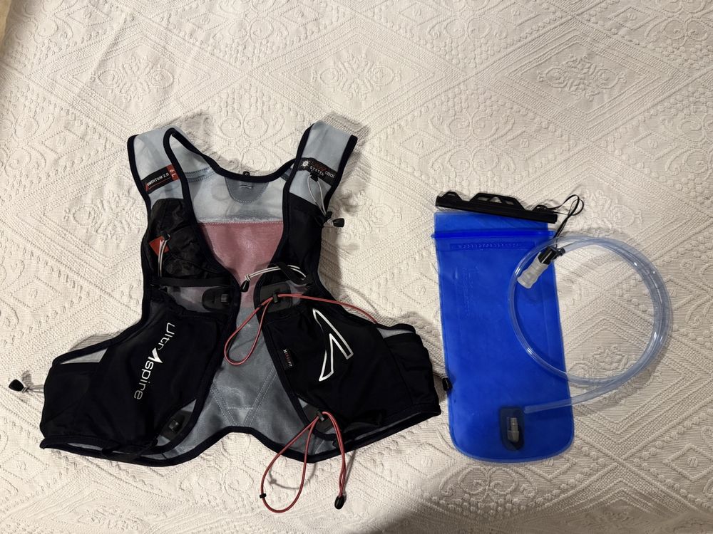 Ultraspire Hydration Vest with Water Bladder (Gebraucht) in Bernex für ...