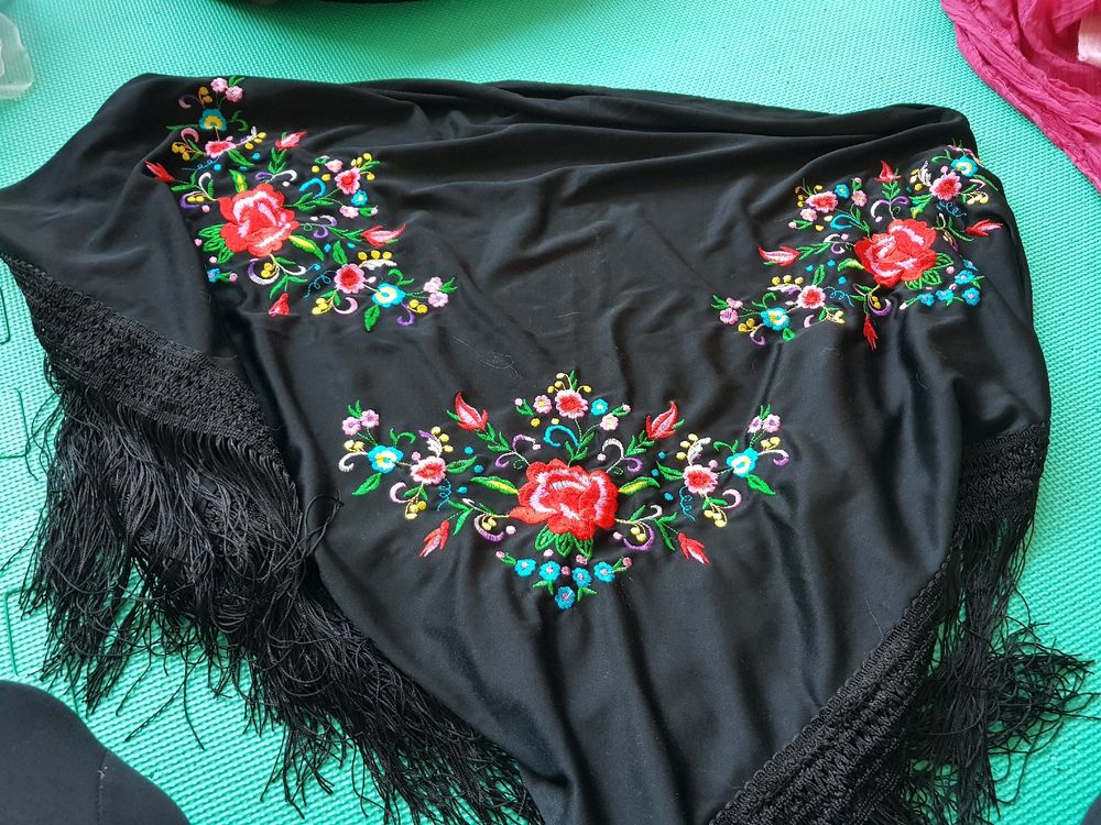 chale espagnol (Neu (gemäss Beschreibung)) in Bulle für CHF 5 – mit ...