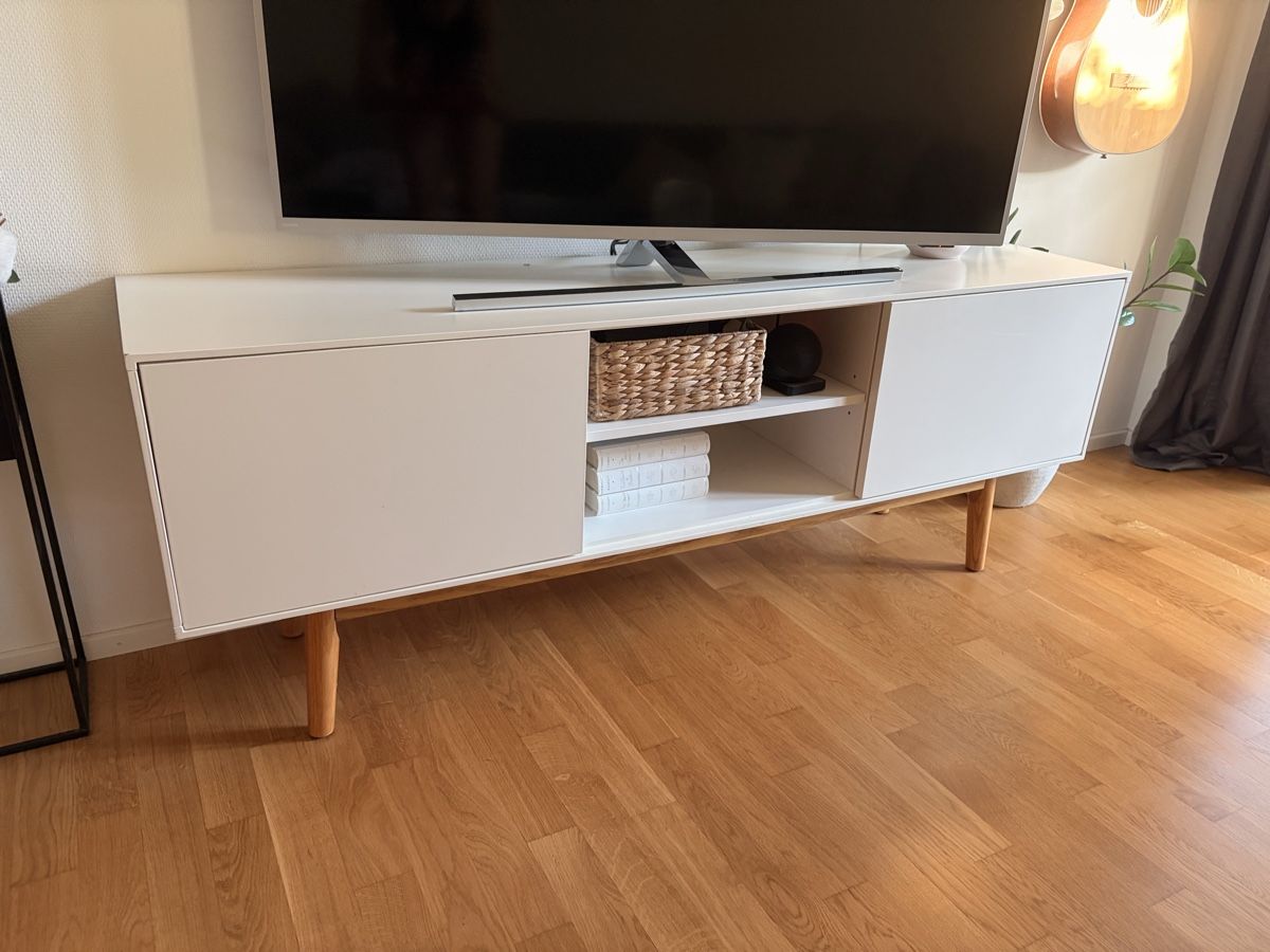 Sideboard weiss mit Holzfüssen - guter Zustand (D'occasion) à Zürich ...