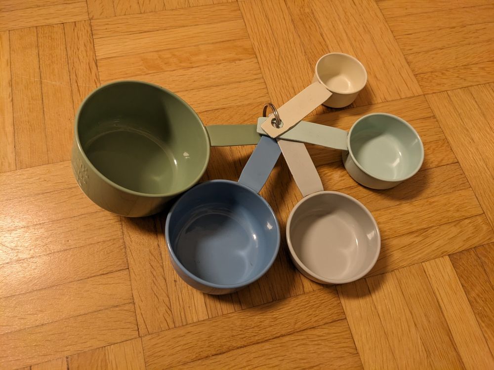 Messbecher Measuring cups (Gebraucht) in Lengnau AG für CHF 4 – mit ...